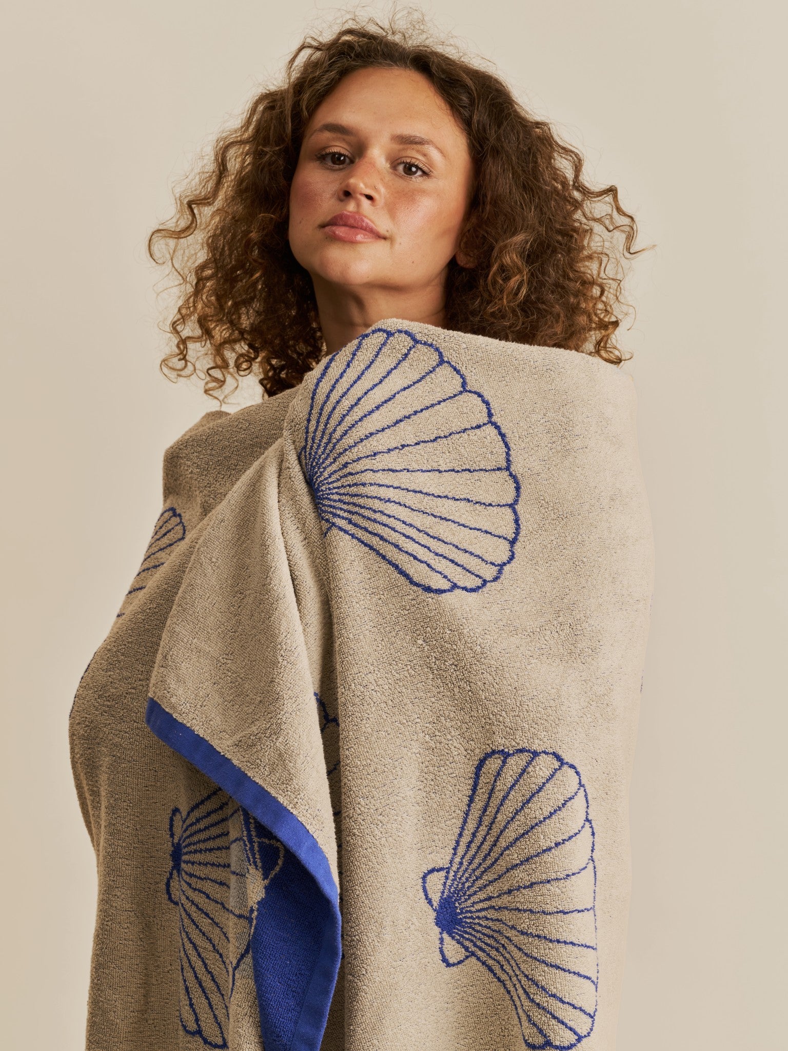 Shell beach towel - Sand/Cartel Blue